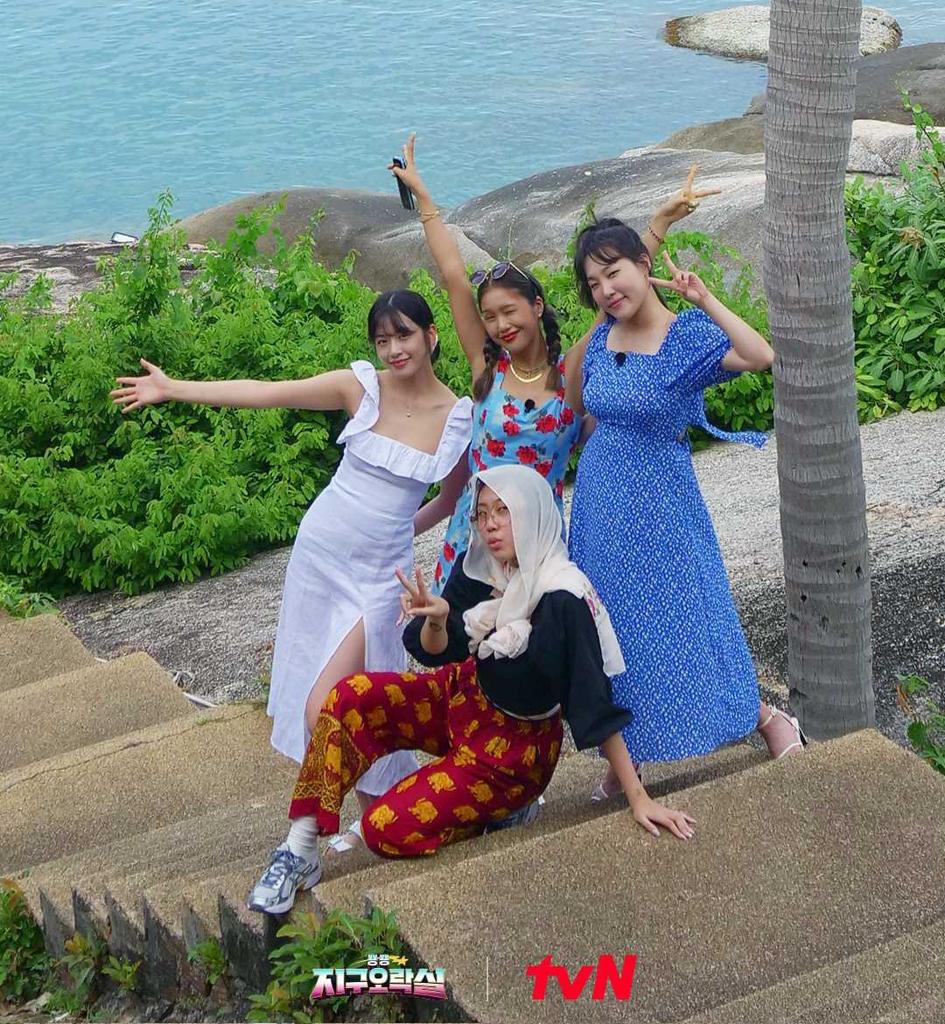 K-Drama Menfess on Twitter: "•KDM• Sender lg nnton Earth Arcade penasaran young ji knp suka pake ...