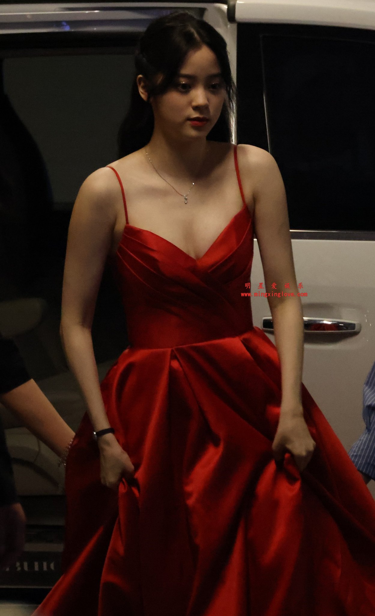 mingxinglove on Twitter: "#欧阳娜娜 参加某时尚盛典活动现场照片，#大尺度 深V露胸红裙，高清8K分辨率原图无修 #生图 下载 #明星生图 https://t.co ...
