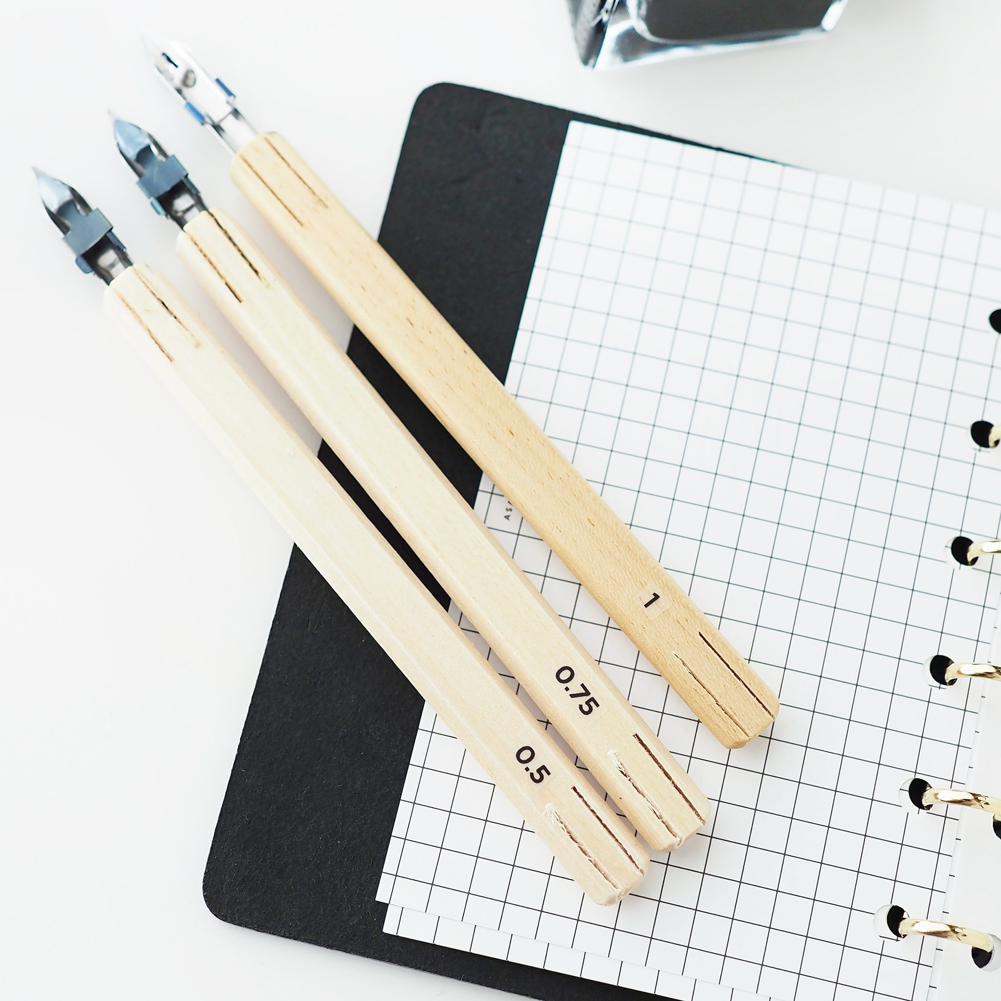 ASANEL｜アサネル on Twitter: "裏にこっそりテプラを貼ったからニブの太さがすぐ分かります。使った青いインクは「再会」。 https://t.co/FxU2uGwn2D ...