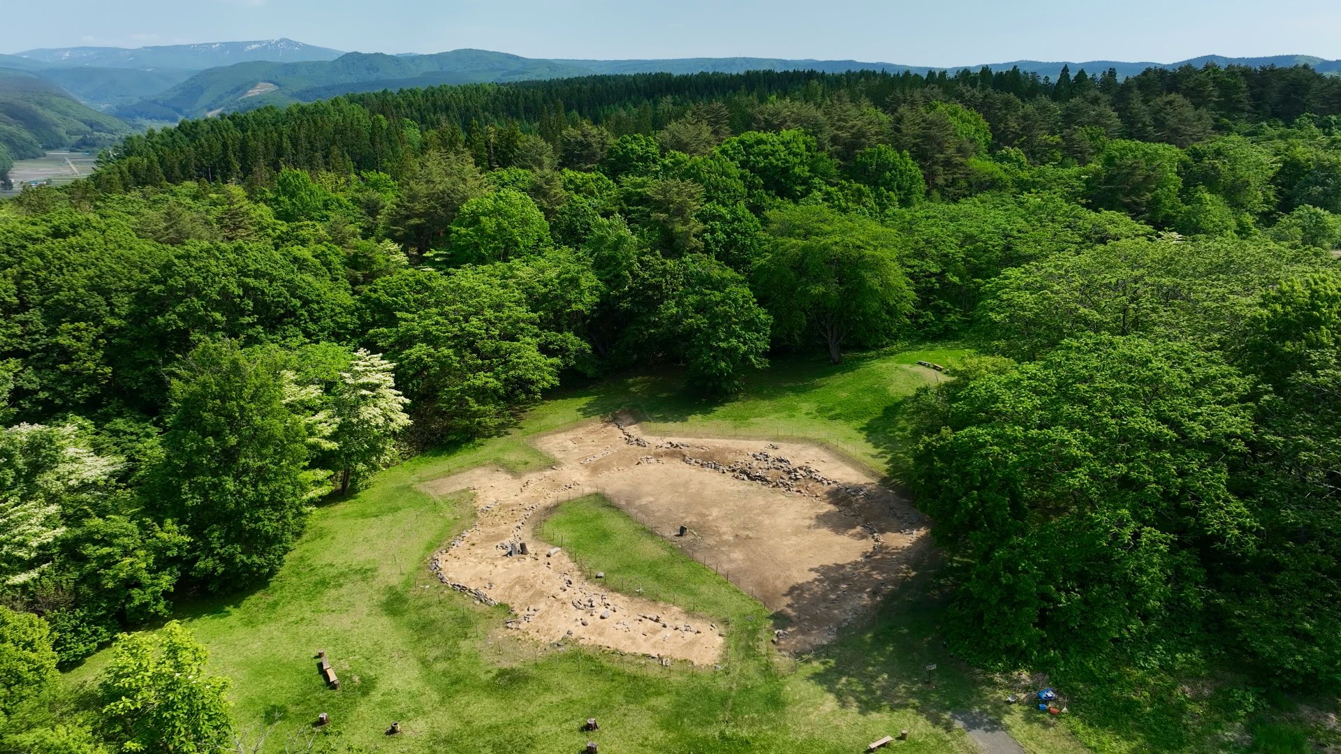 世界遺産 On Twitter 青森県の小牧野遺跡のストーン・サークルは、約2900個の石で出来ています。石は縦と横に規則的に組まれてい