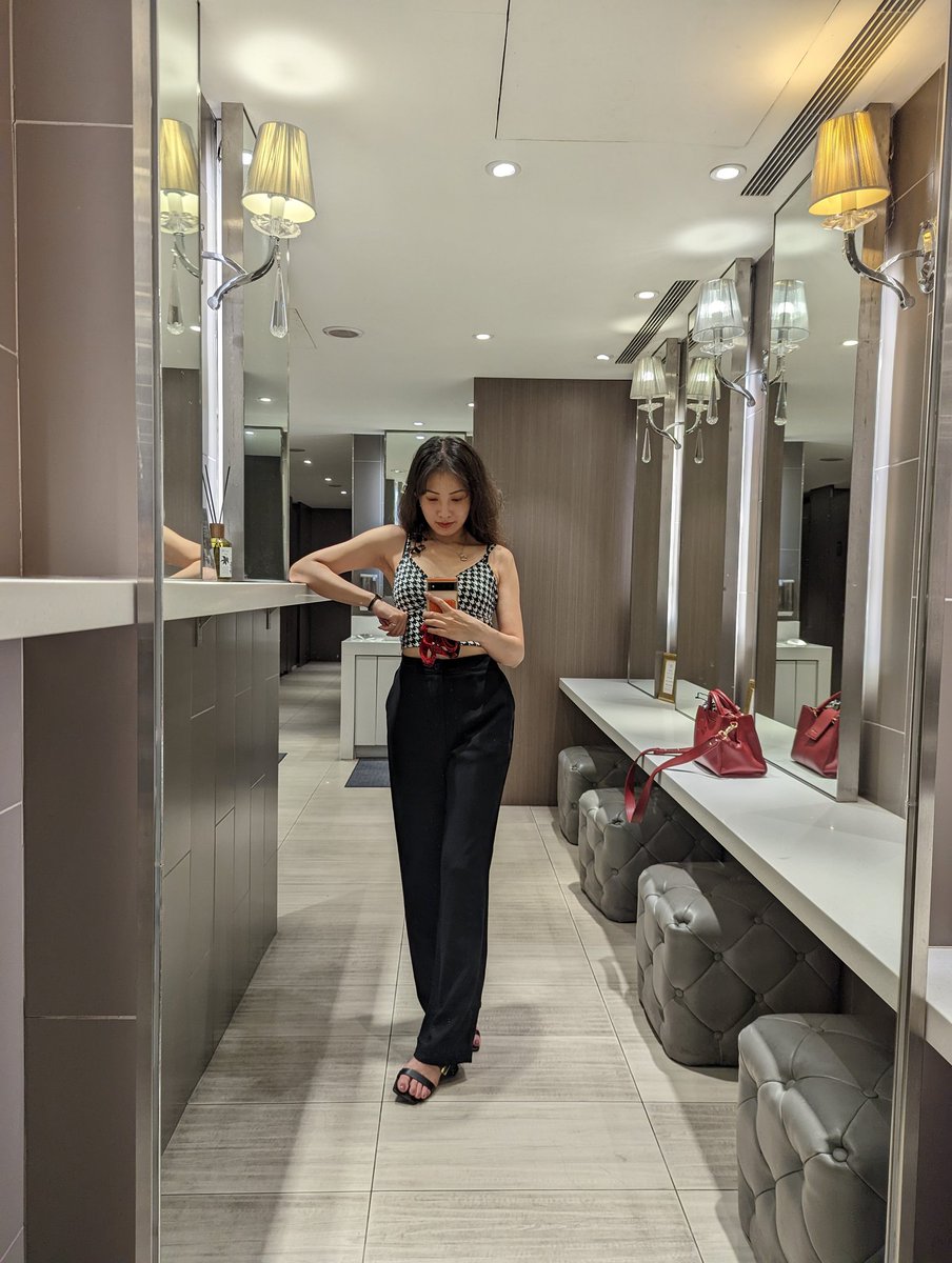 昨天難得褲裝出席活動 #oops #nft #rooit #幣圈月老廟 #oops #nft #rooit #幣圈月老廟 Sama Tsai @samatsai