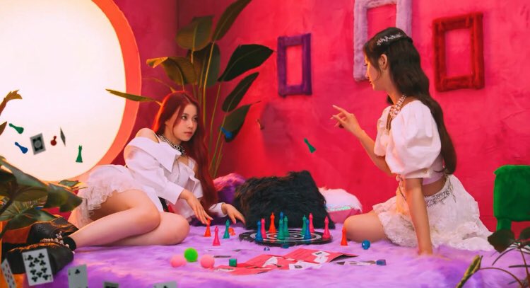 cleo · oǝlɔ on Twitter: "I’m obsessed with these pictorials from NMIXX’s “DICE” mv"