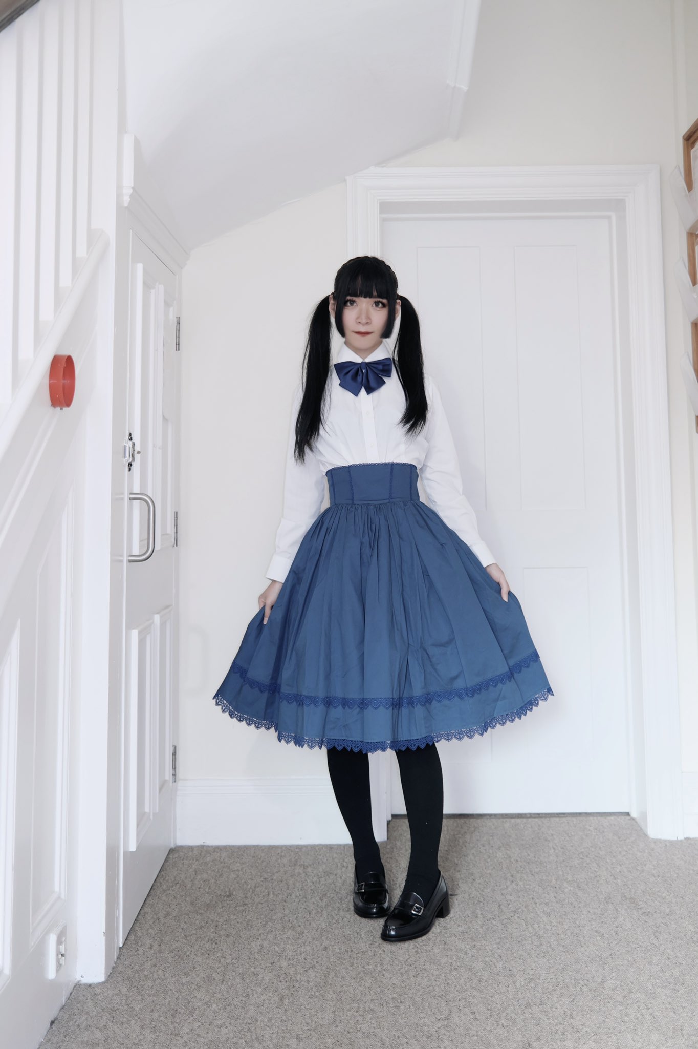 雨馨 On Twitter 新的小裙子,是iw的合作款。纯棉的sk,特容易起皱。搭了自己的衬衫。双马尾还是扎不好qwq 很快又要搬家了,得告别这个场景了。(也意味着要开学了呢)