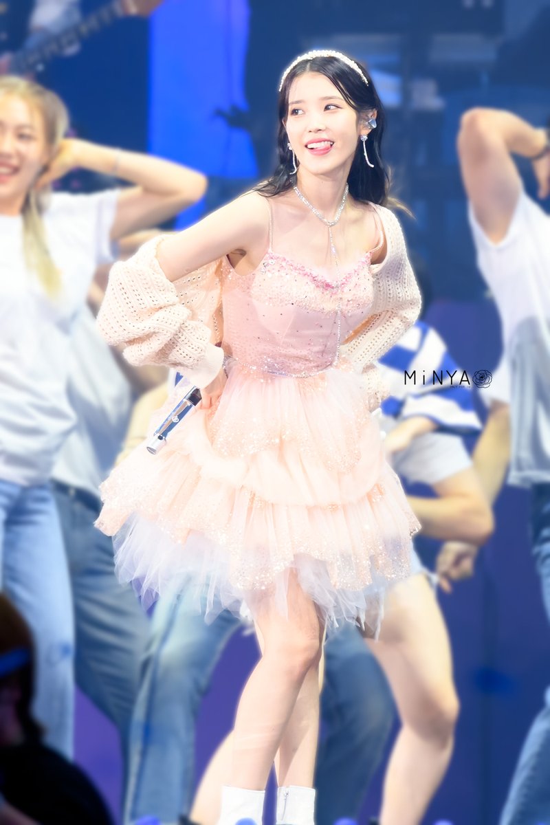 MINYA 민야 on Twitter: "20220918 골든아워 콘서트 춤신춤왕 #아이유 #아이유콘서트 #IU #IUConcert #TheGoldenHour"