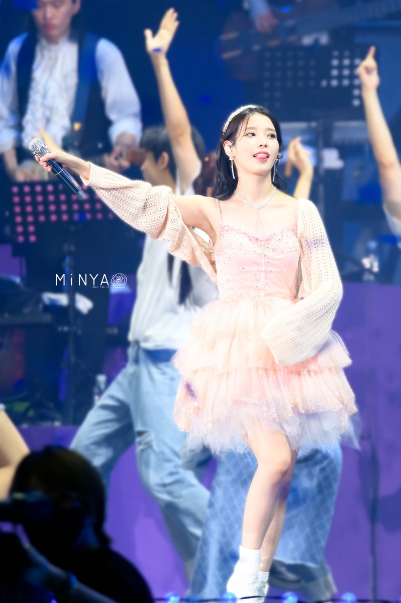 MINYA 민야 on Twitter: "20220918 골든아워 콘서트 춤신춤왕 #아이유 #아이유콘서트 #IU #IUConcert #TheGoldenHour"