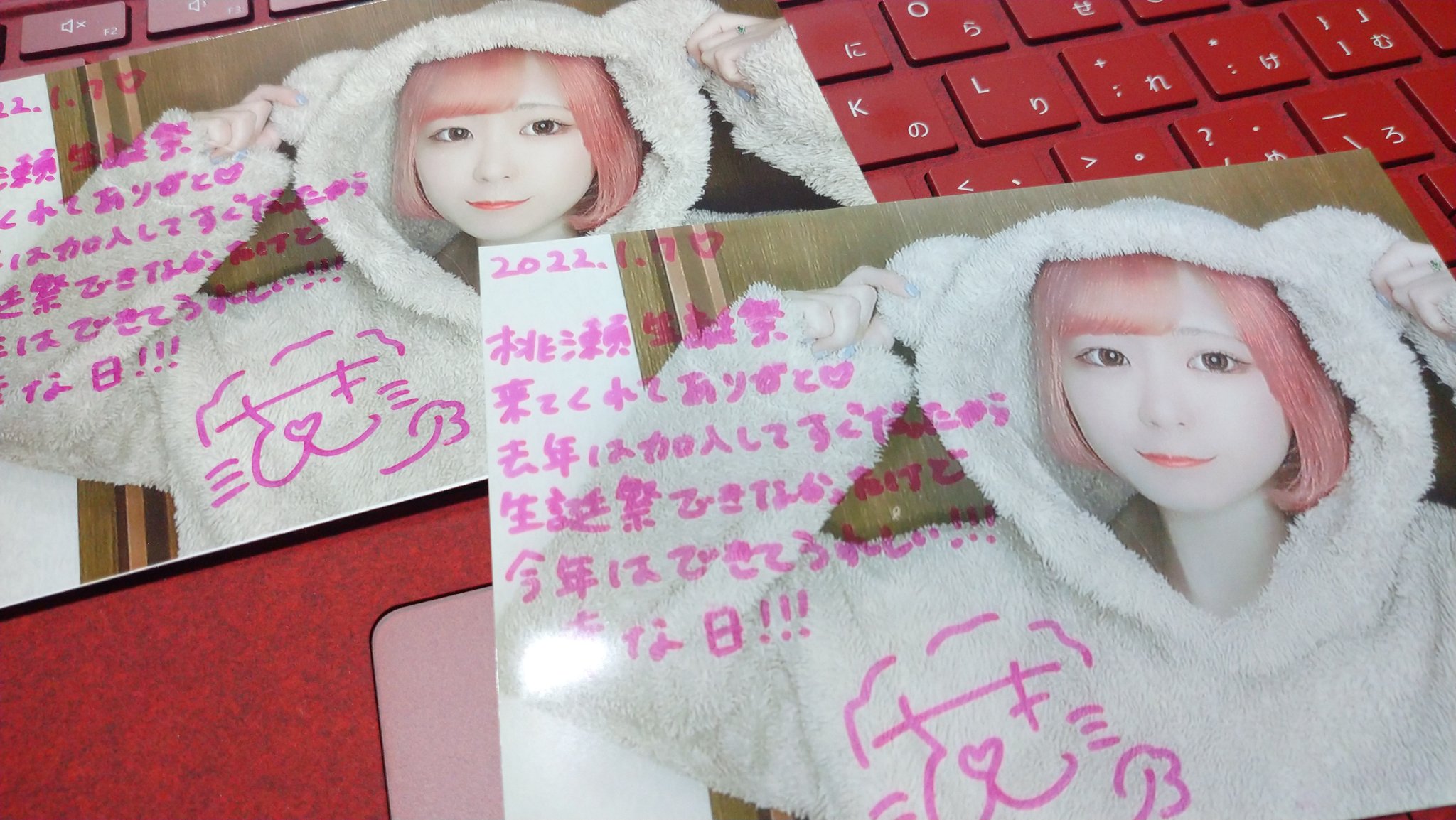 いちゃおメンバー🌹 On Twitter 某桃瀬の生誕写真ラウやんに借りてコピーした。後ろが本物。荒くなったけど、写真からテカテカの写真