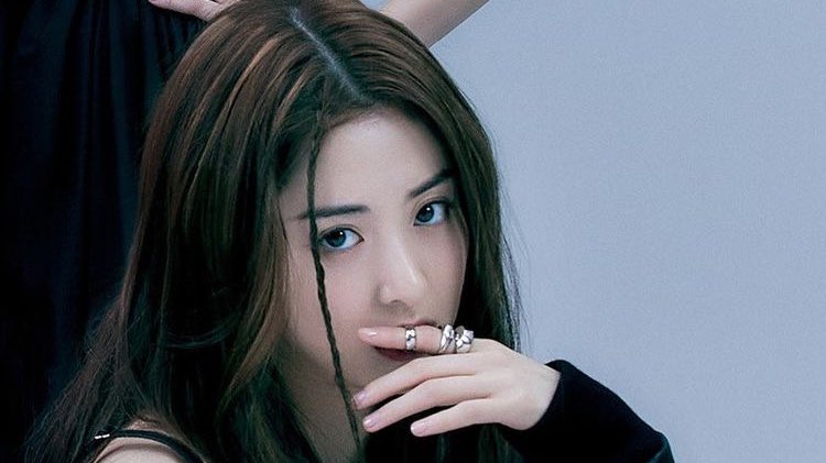 LE SSERAFIM PICS on Twitter: "HER BEAUTY IS ON ANOTHER LEVEL GOLD"