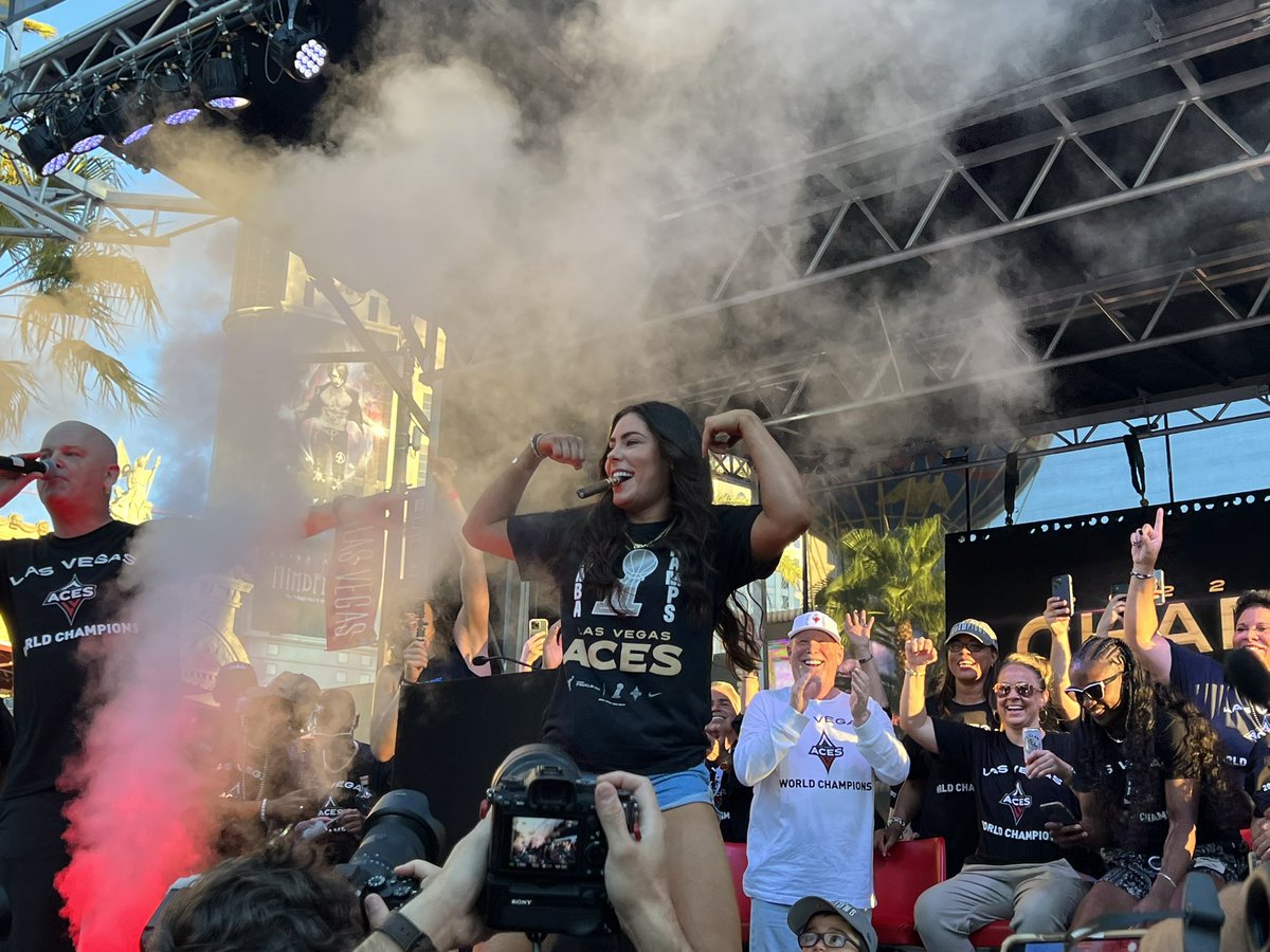 T on Twitter: "RT @tashanreed: Kelsey Plum's a lil lit"