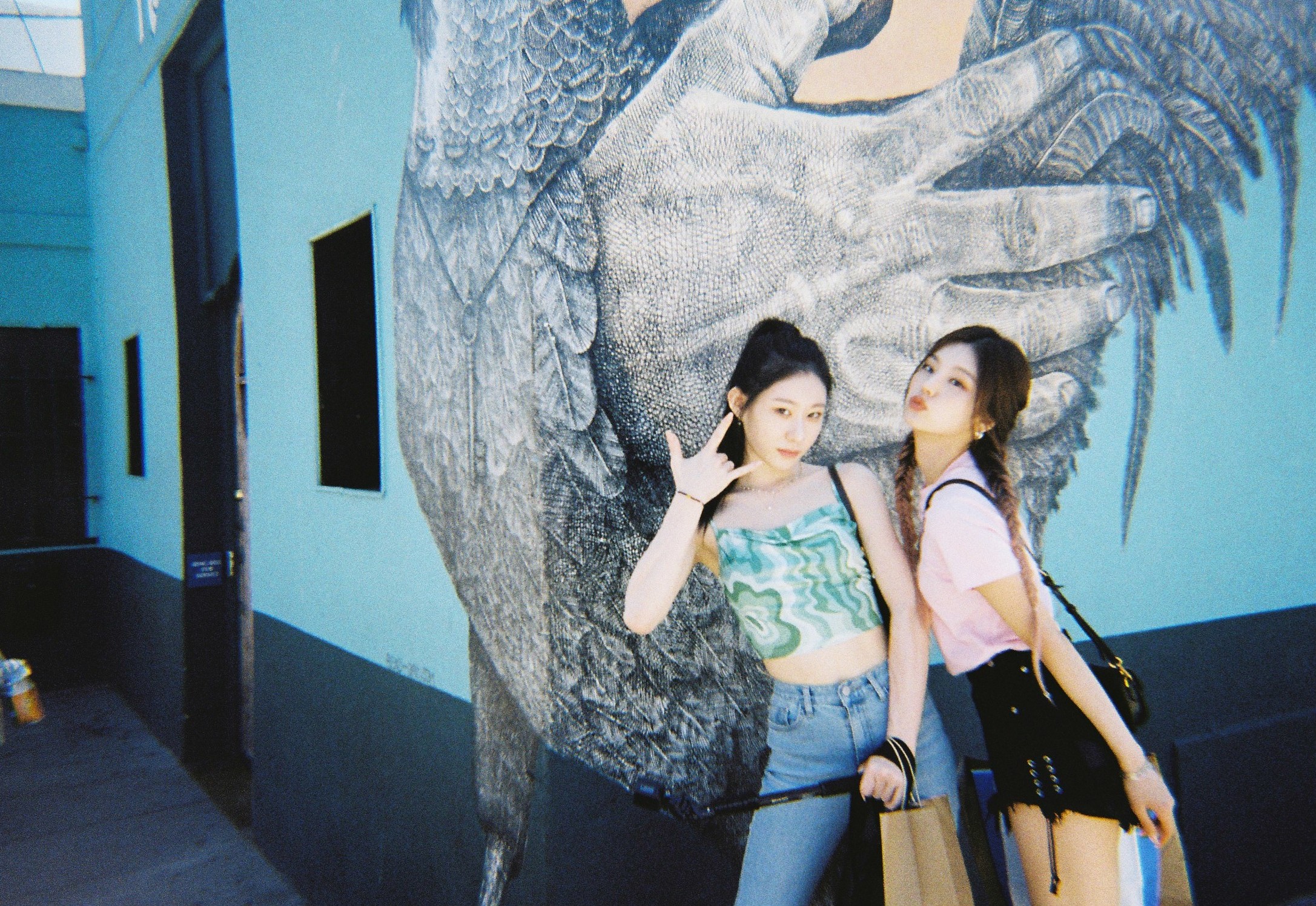 ITZY on Twitter: "[LA@ITZY📸] LA에 나타난 퀸갓제너럴 있둥이들👀 Today 7PM @ Mnet Today 8PM @ M2 YouTube 🎬 https ...