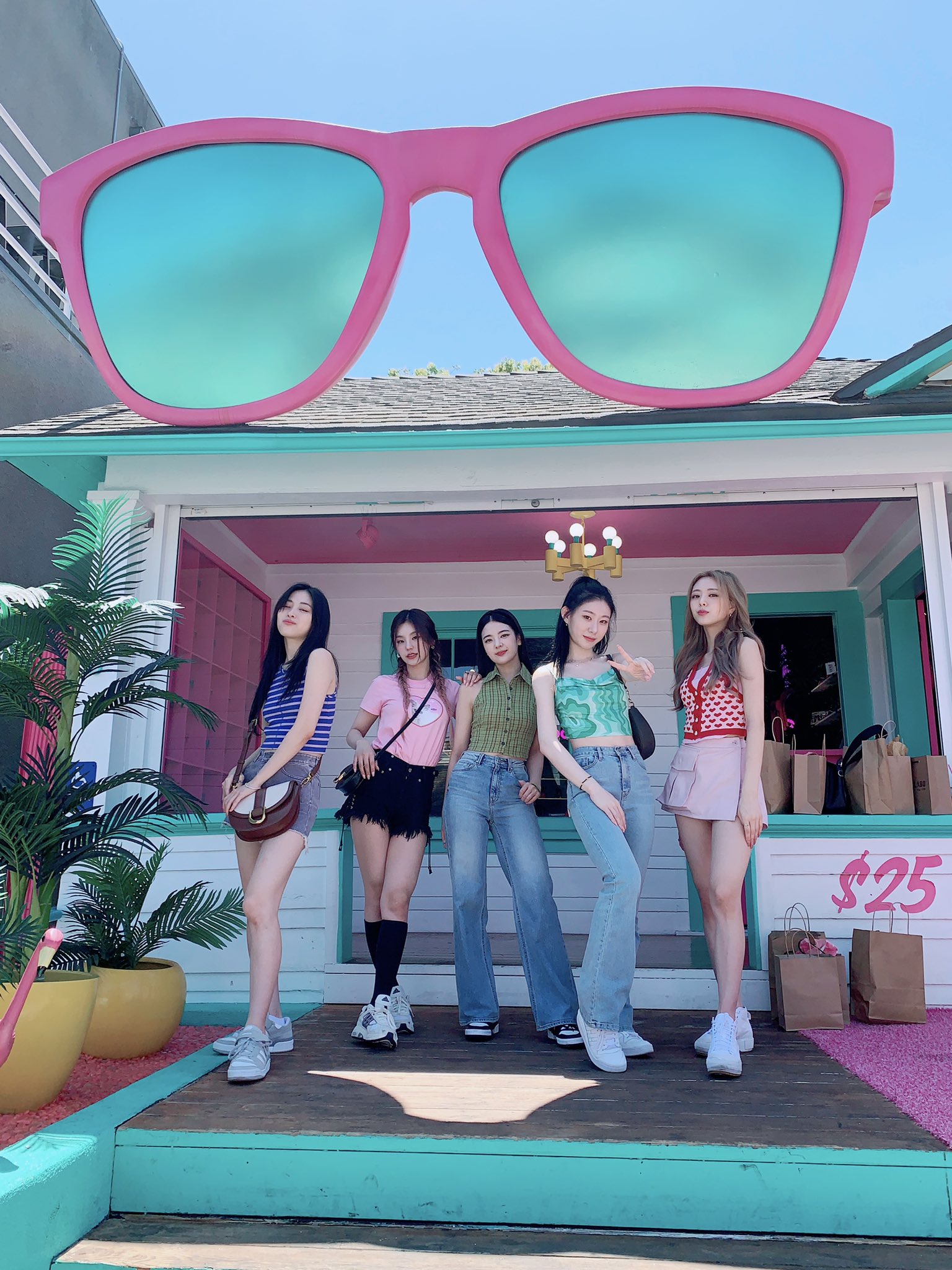 ITZY on Twitter: "[LA@ITZY📸] LA에 나타난 퀸갓제너럴 있둥이들👀 Today 7PM @ Mnet Today 8PM @ M2 YouTube 🎬 https ...