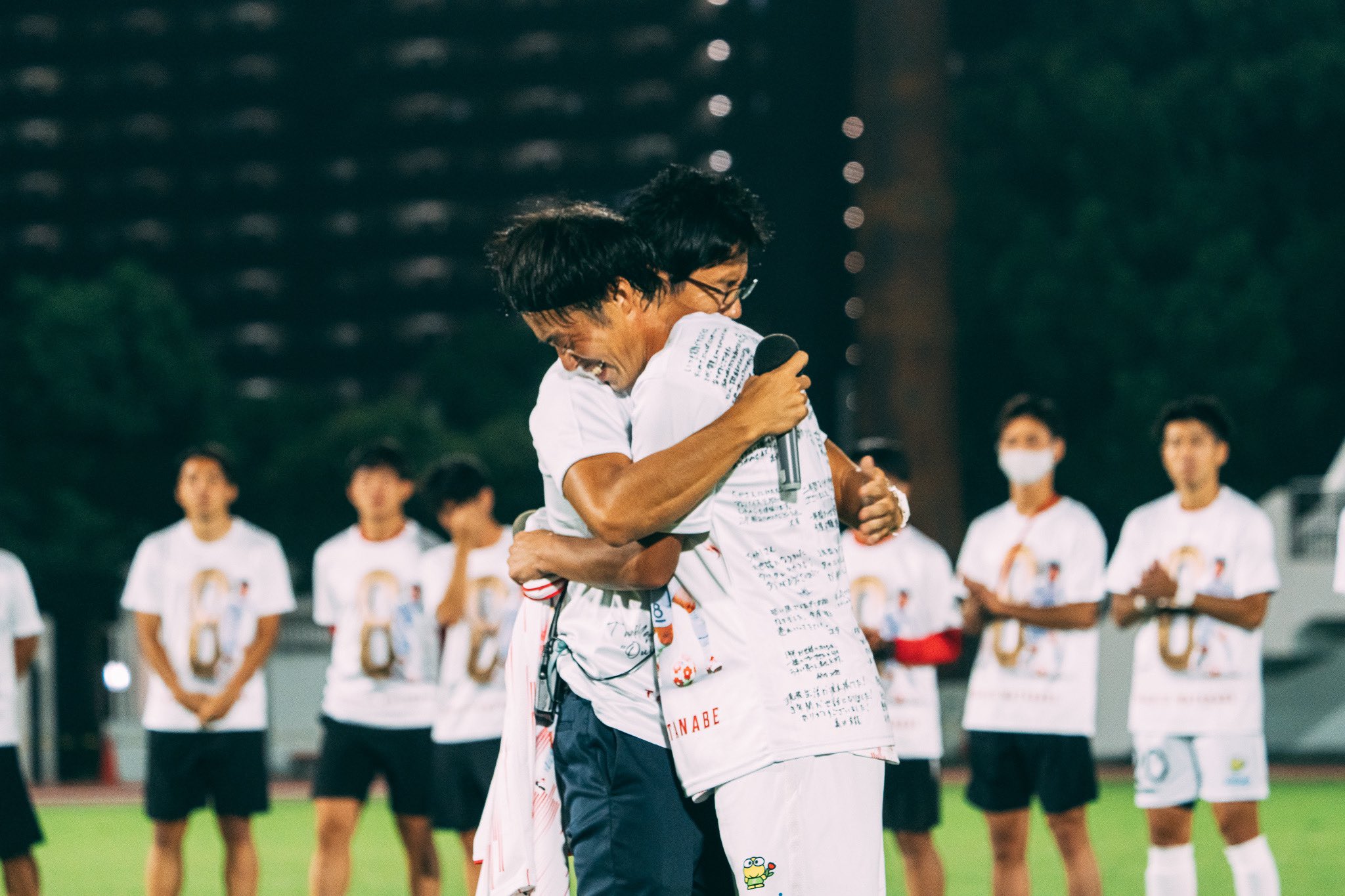 ⚪🔴東京23FC【公式】🔴⚪️ on Twitter: "💐渡邉選手引退セレモニー💐 ______________________________________ 原野シニアマネージャーから ...