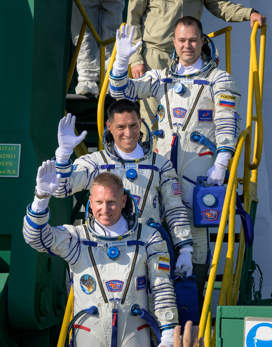 NASA HQ PHOTO on Twitter: "Astronaut Frank Rubio and cosmonauts Sergey Prokopyev and Dmitri ...