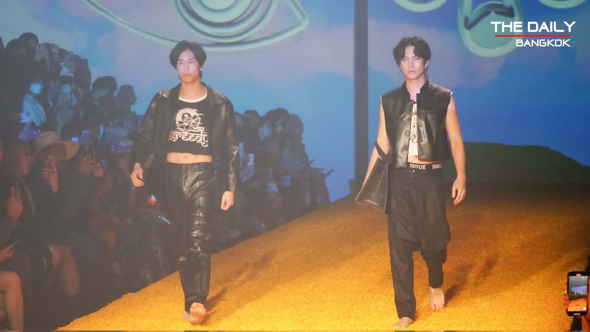 TheDailyBkk on Twitter: "ไบเบิ้ล-บิว ควงคู่เดินแบบแบรนด์ ISSUE งาน Siam Paragon International ...