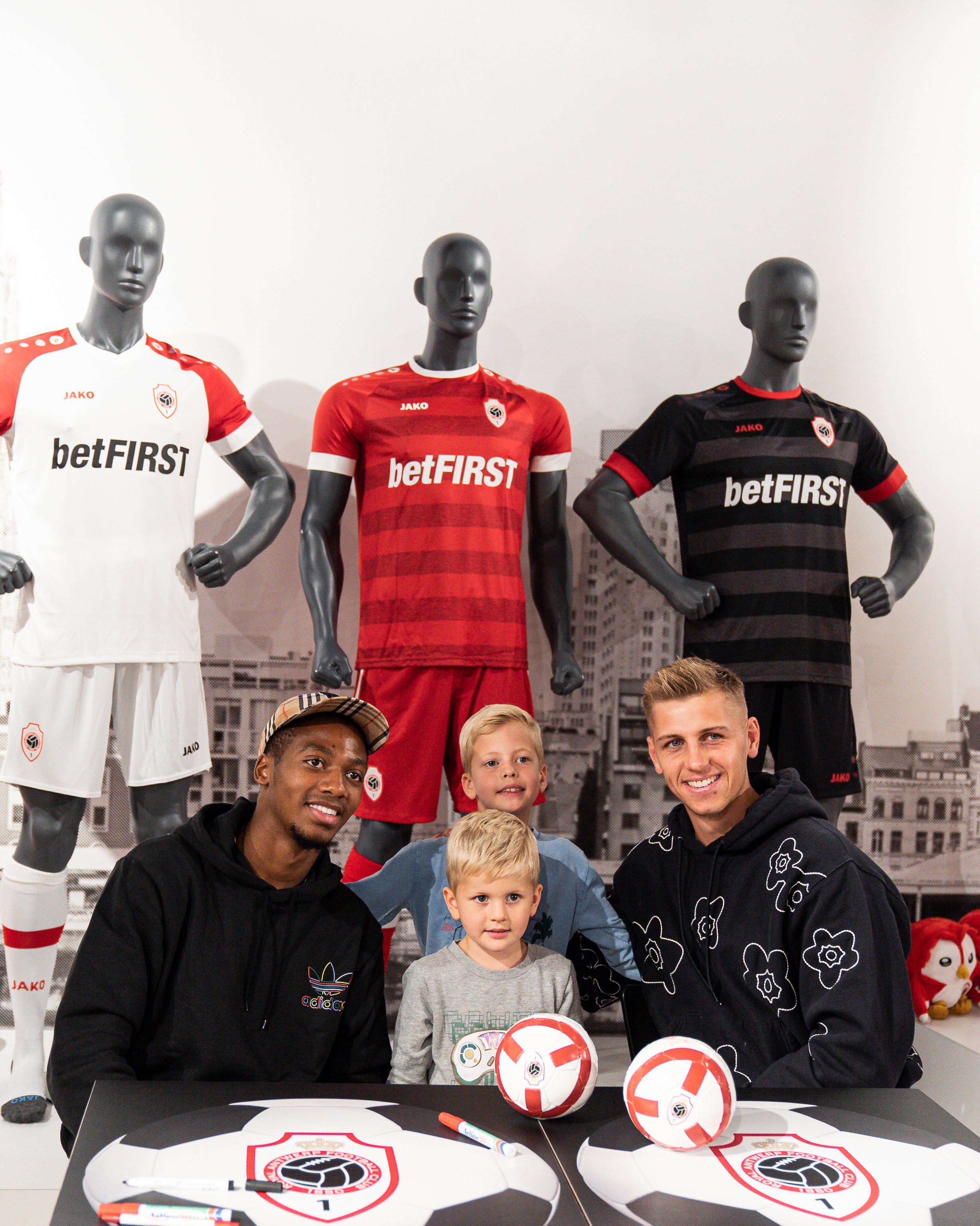 Royal Antwerp FC on Twitter: "Jean en Mickey zorgden vandaag voor blije gezichten in onze ...