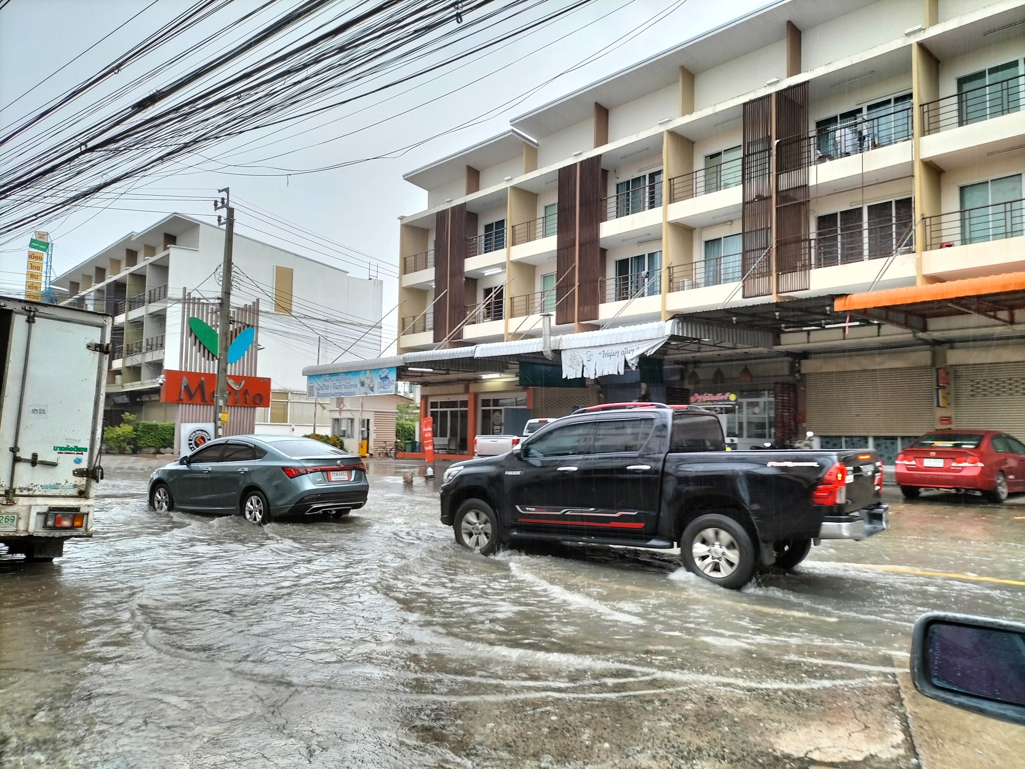 JS100 on Twitter: "RT @puipui_sunny: ภายในซอยเพชรเกษม 63 หลังจากฝนตกทั้งคืน @js100radio https ...