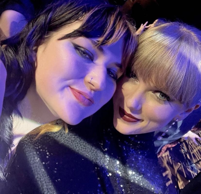 Pop Crave on Twitter: "GAYLE shares new photo with Taylor Swift. https://t.co/r53mqQW9VI" / Twitter