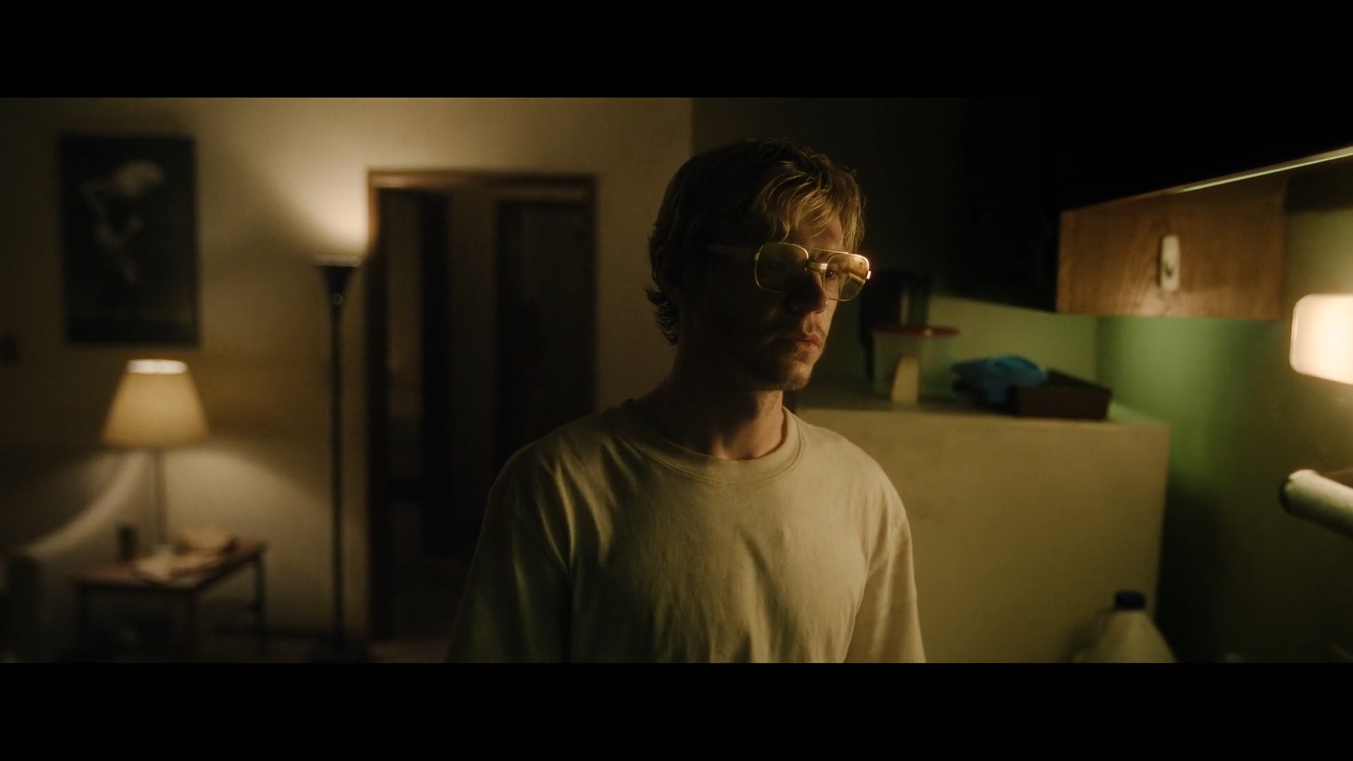 Angelo Bruno on Twitter: "Dahmer - Monster: The Jeffrey Dahmer Story - 1x01 e 1x02 Série tensa ...