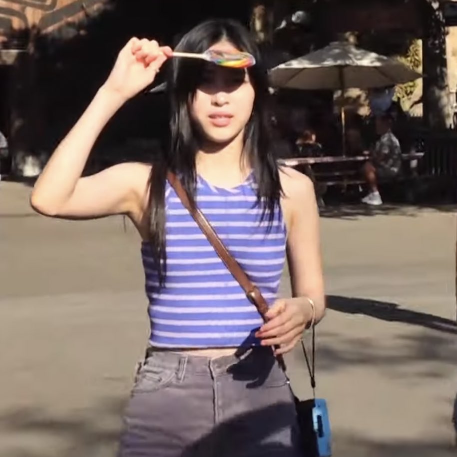 🐱 on Twitter: "ryujin using her lollipop as shade https://t.co/328eqL2c5o" / Twitter