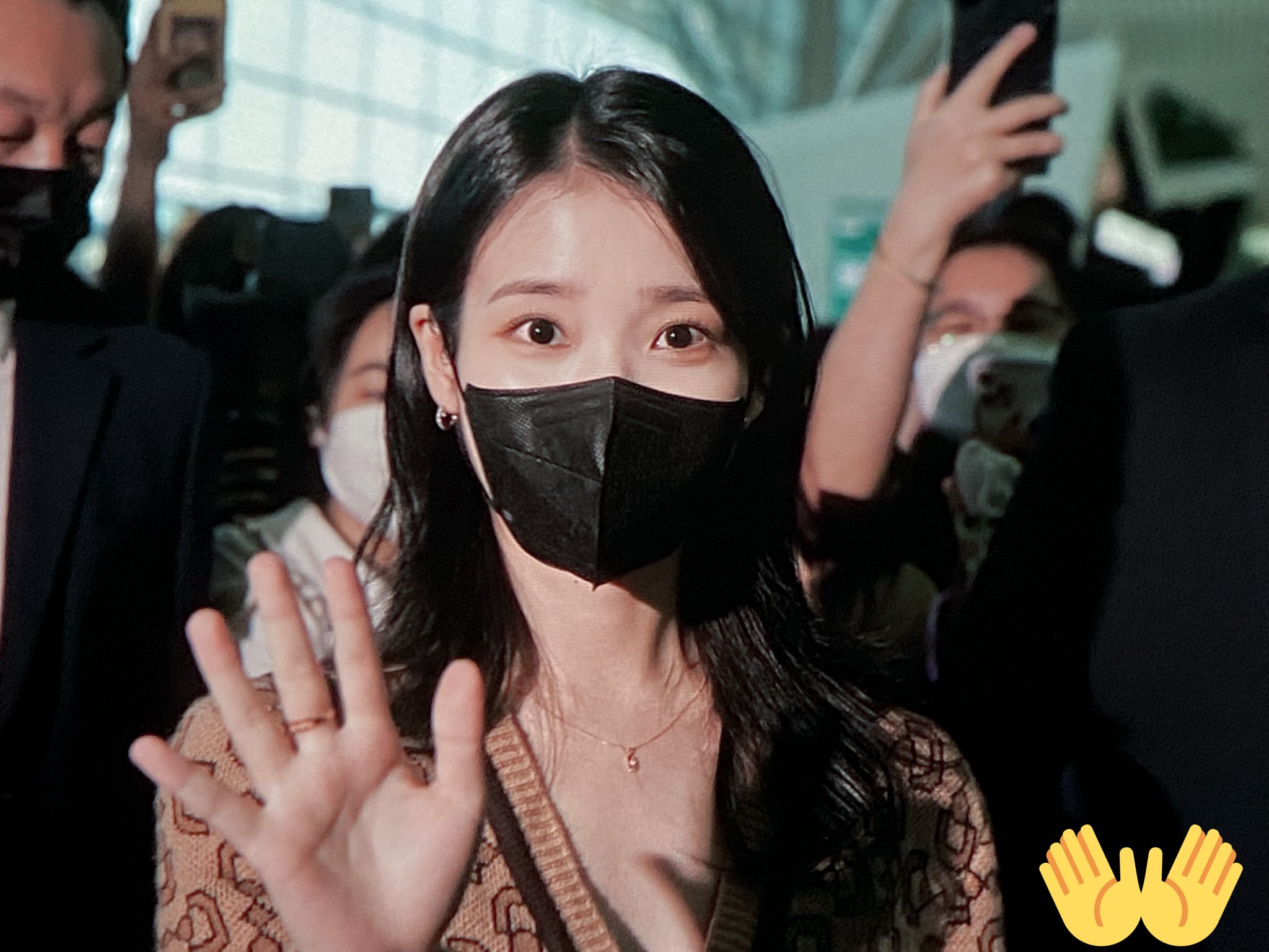 𝑩𝒍𝒖𝒆𝒘𝒊𝒏𝒈 on Twitter: "220922 아이유 인천공항 출국 ️ 🐣 🐥 💛 🧡 💙 ️ #아이유 #dlwlrma #IU #이지금 https://t.co ...