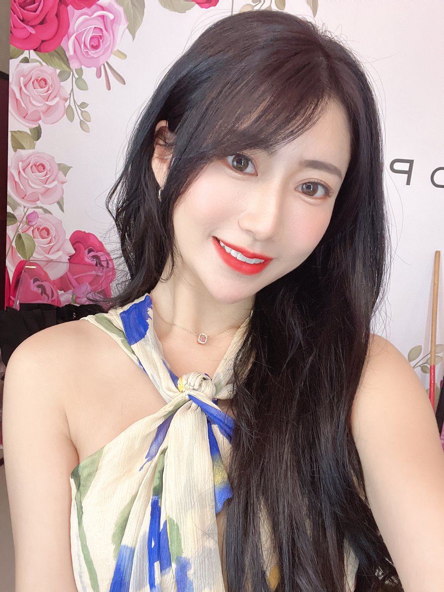 比特Elsa on Twitter: "老實說~你是不是對我有點動心?💗 沒有的話...... 我建議你再看仔細一點~🤣 9點準時開播 晚上不見不散~🌻 直播投票專屬連結： https://t ...