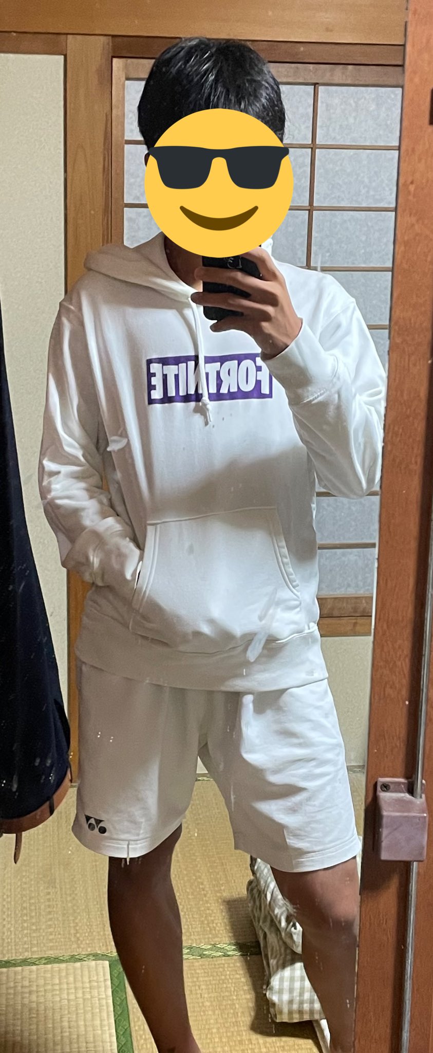 どぅー on Twitter: "流石にシャツ1枚は寒いからって1年以上やってないフォトナのパーカーを着たら真っ白になった俺氏でした https://t.co/qMcmoR971F ...