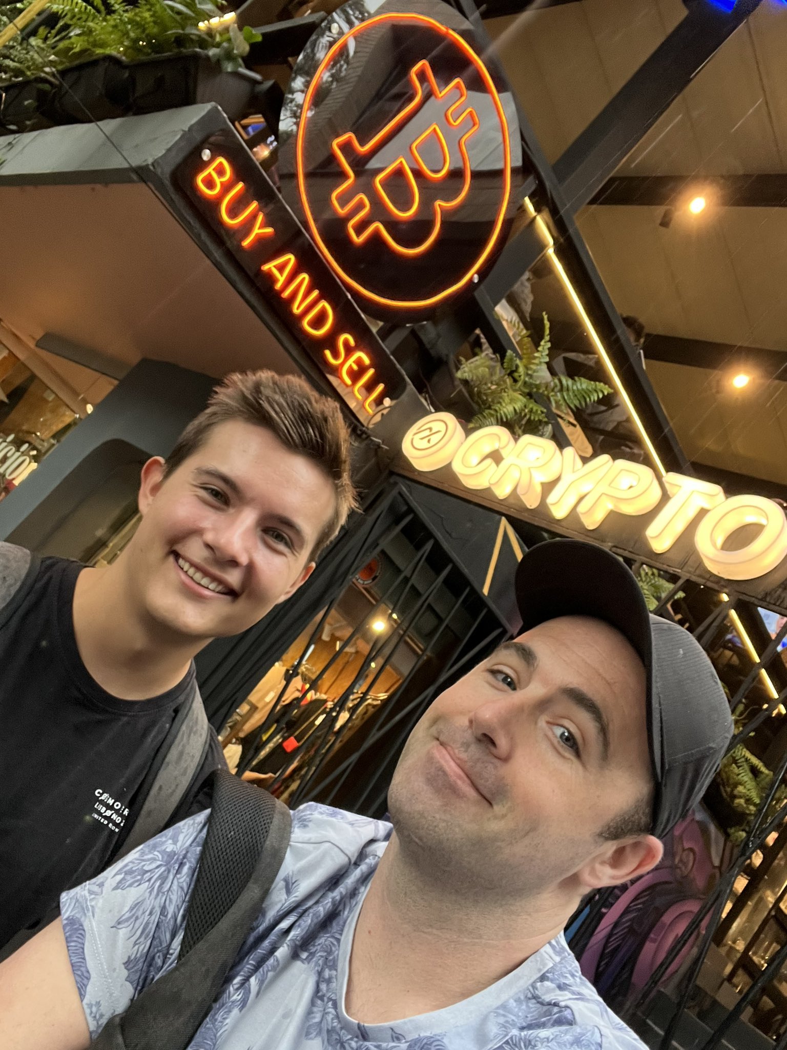 Dan Lynch ⚛️ on Twitter: "That feeling when you meet IRL for the first time 🙌🏻⚛️ @cosmology_tech ...