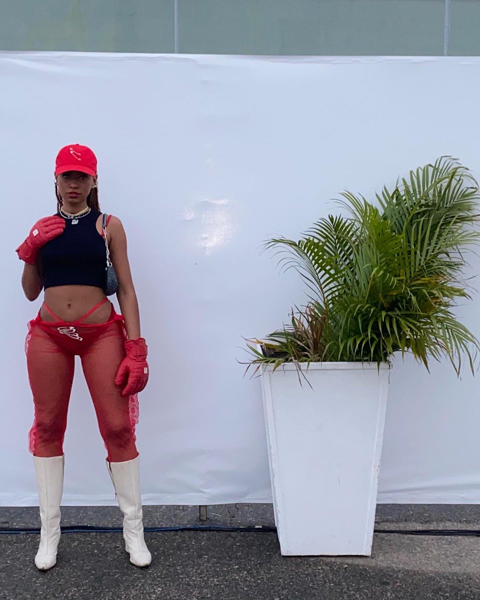 GABZ on Twitter: "muito gostosa esse dia que ódio"