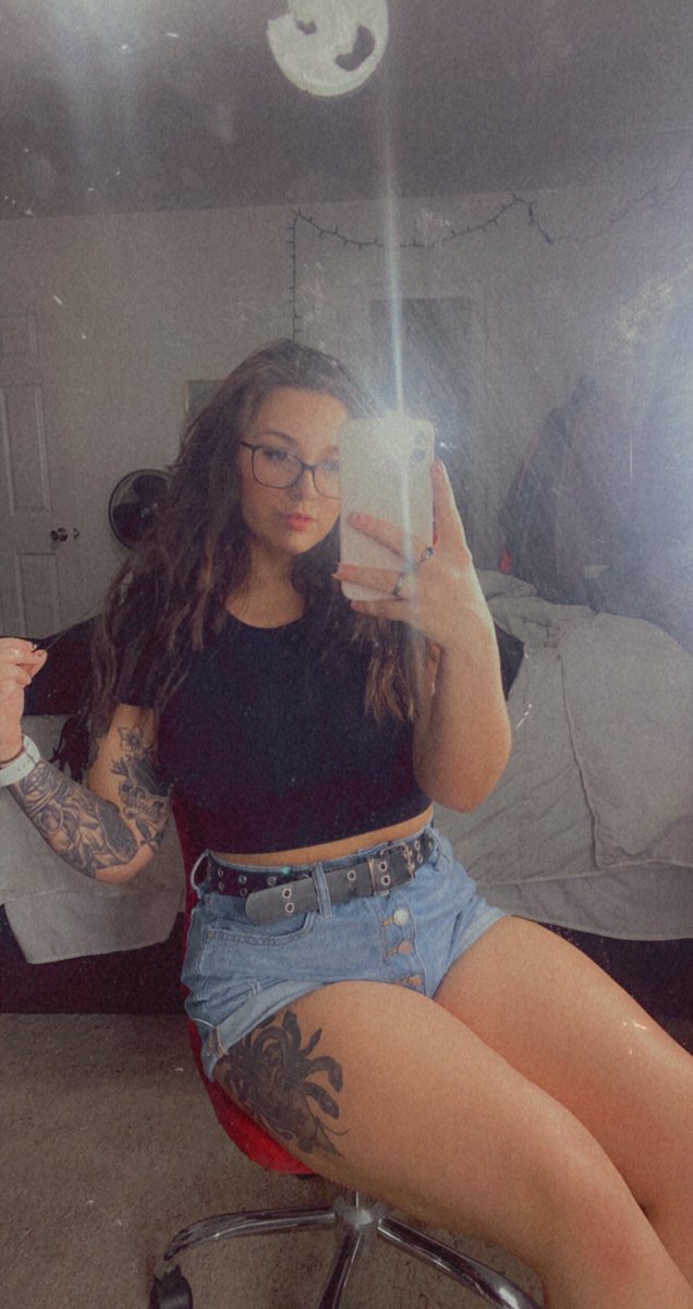 Horse on Twitter: "Omg she's so freaking cute maybe she will txt me that would be dope"