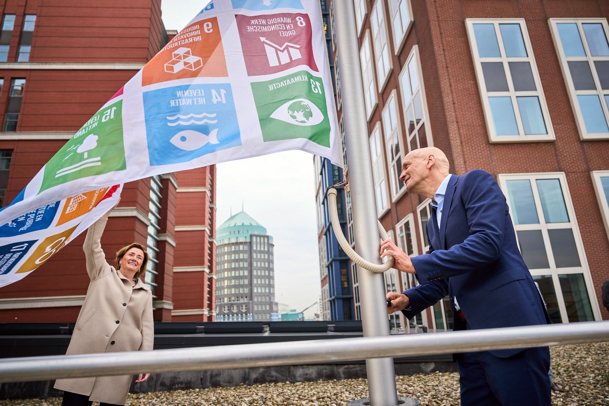 Eva Vlaardingerbroek on Twitter: "🇳🇱 This is our Minister of Health ...