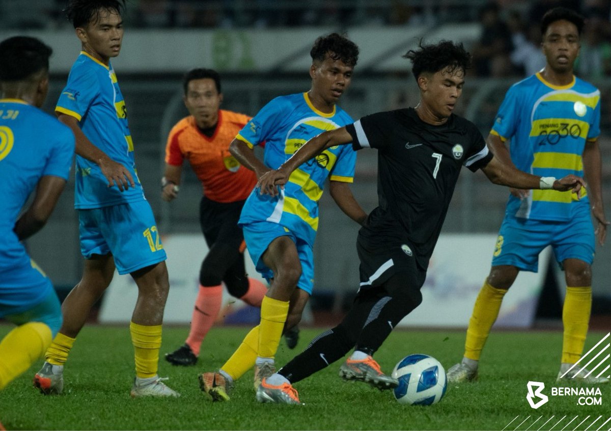 BERNAMA on Twitter: "Sekitar aksi pertembungan final bola sepak lelaki #Sukma ke-20 antara ...