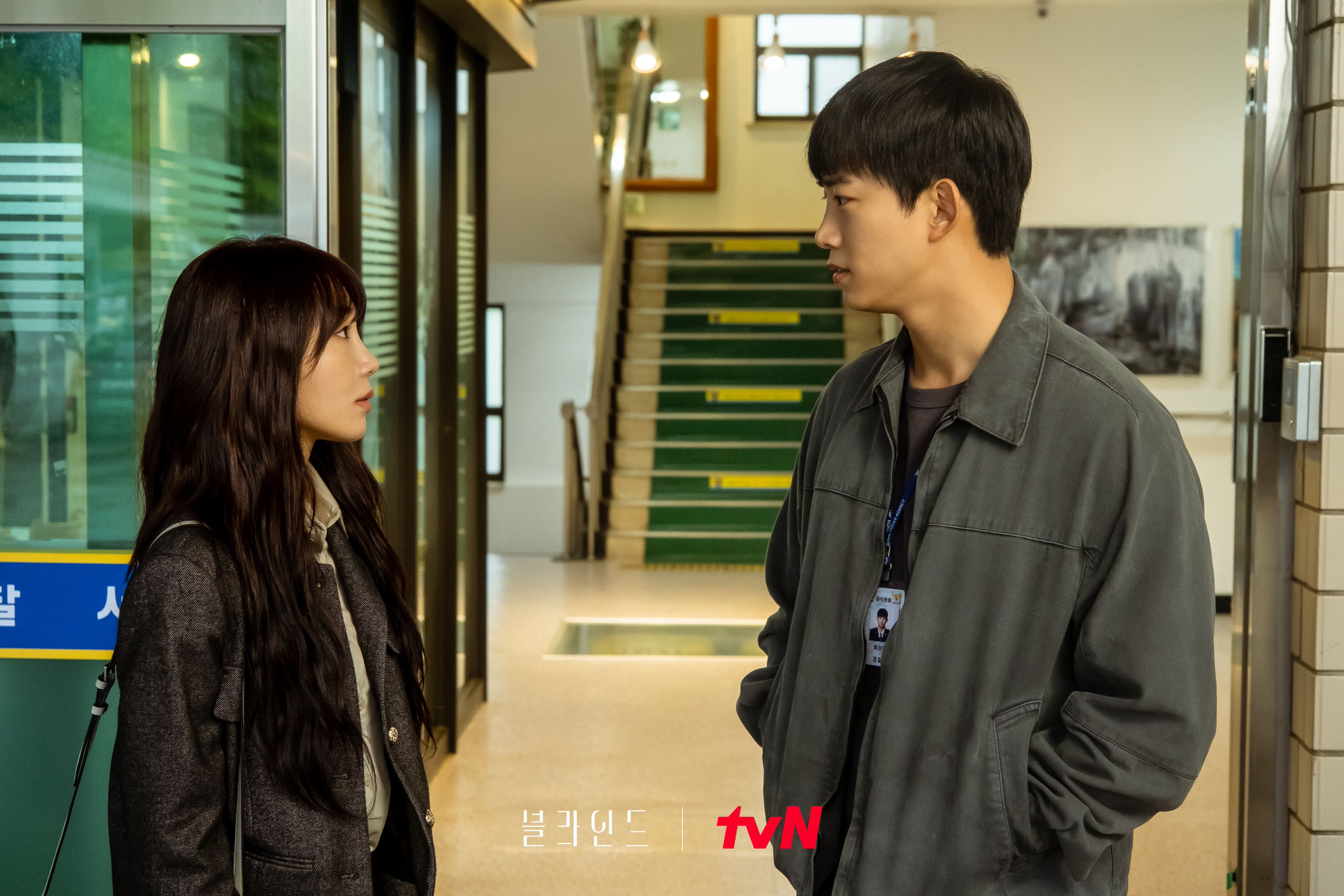 tvN drama on Twitter: "[3화] 비하인드 스틸 공개 조금 더 친해진 것 같은 성준과 은기 점점 더 멀어지는 것 같은 성준과 성훈 그리고 모두 의심스러운 ...