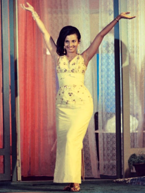 Film History Pics on Twitter: "TANUJA turns 79 today! “.. raat akeli hai bujh gaye diye ...