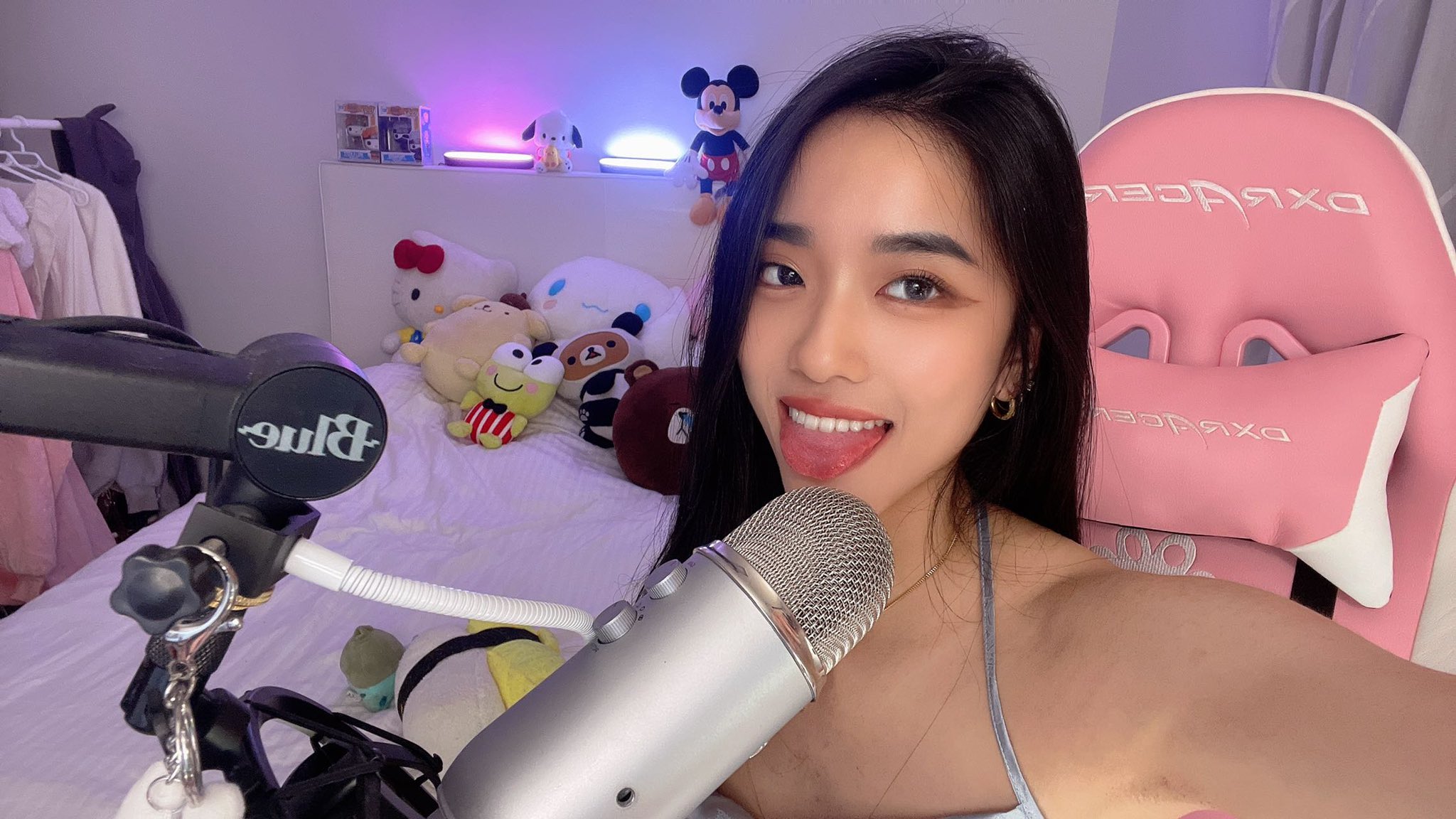 xia⭕️baetv (小) on Twitter: "Making mouth sounds in your ear https://t.co/EiI06Lo6Kf https://t.co ...