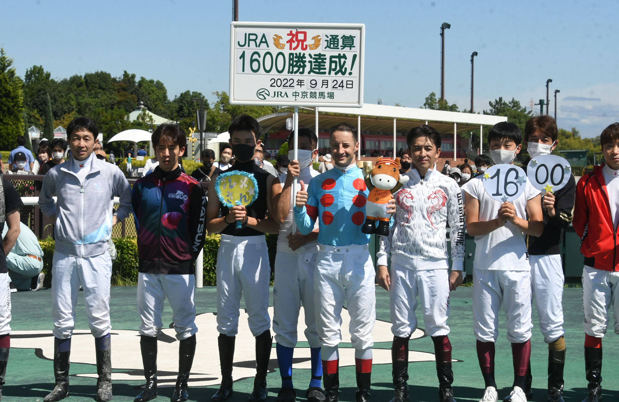 netkeiba on Twitter: "中京4R #セラドナイト でJRA通算1600勝を達成した #クリストフ・ルメール 騎手。4300勝ジョッキーがプレゼンターでしょうか。 https ...