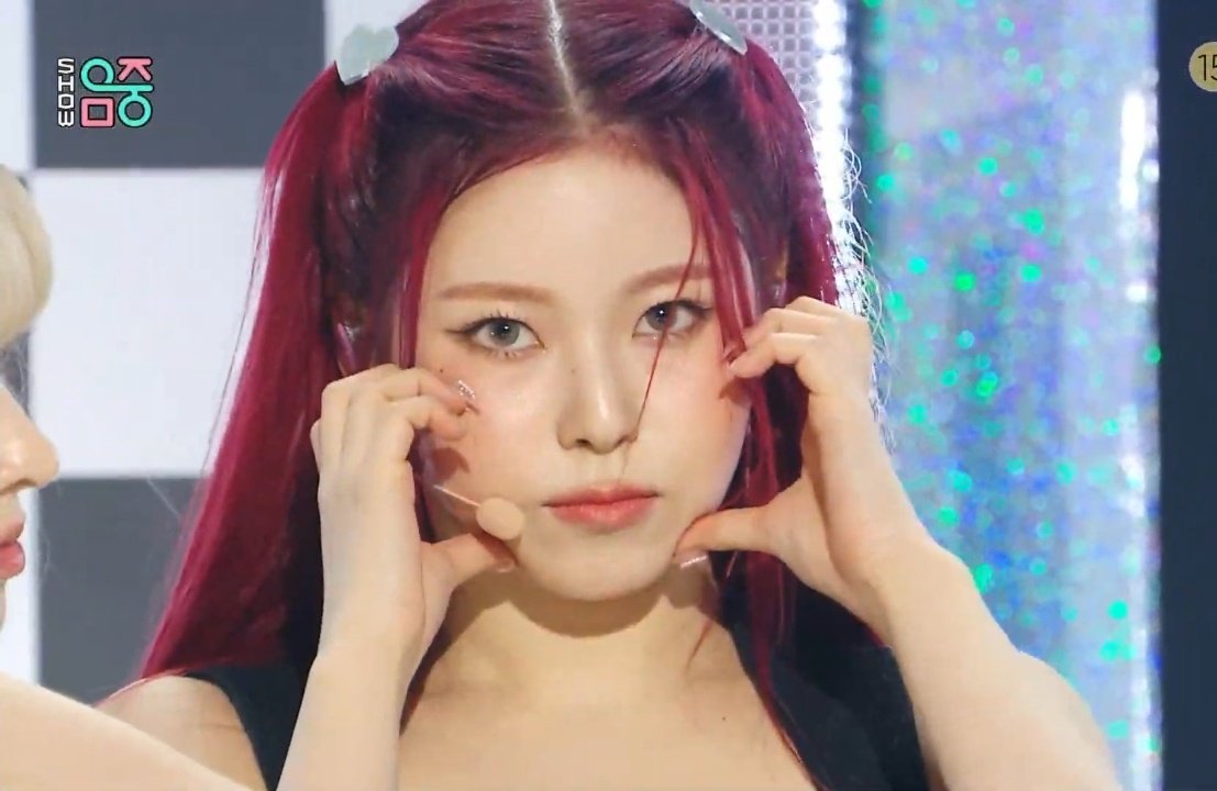 nmixx pics #ENTWURF on Twitter: "Kyujin and Sullyoon ending fairy on Music Core today!🧚‍♀️ https ...