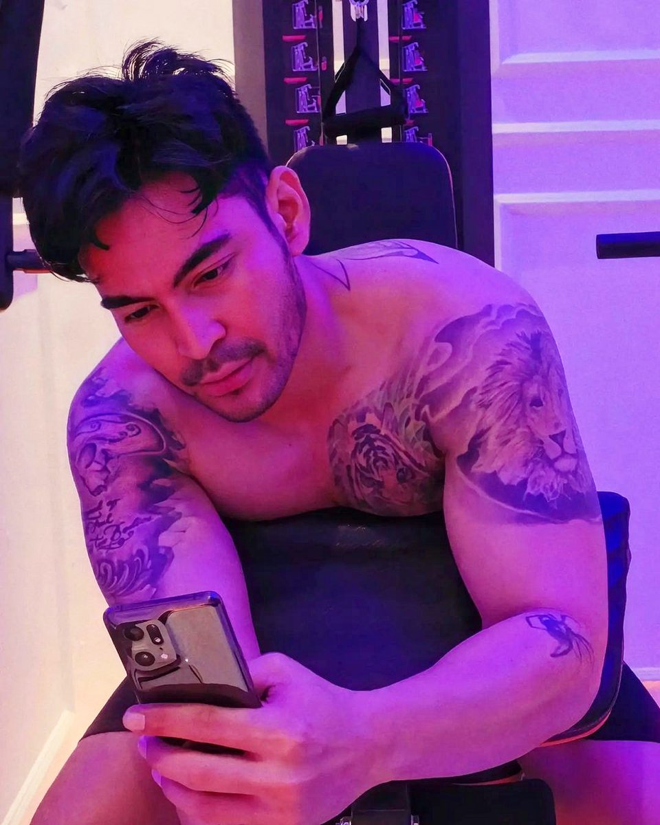 MRVVIP on Twitter: "Robby Purba shirtless with mobile. #selebwatch"