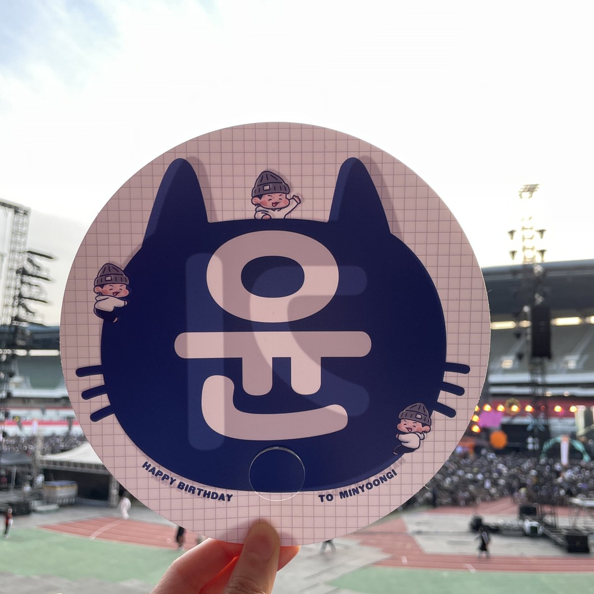 ㅋㅋ On Twitter 이전은 전부 좌석이었고 이번은 스탠딩이라 그런 것 같은데 스탠딩은 사람 사이에 사람이 끼어있어서 부채를 꺼내 들기는 커녕 팔 하나도 올리기