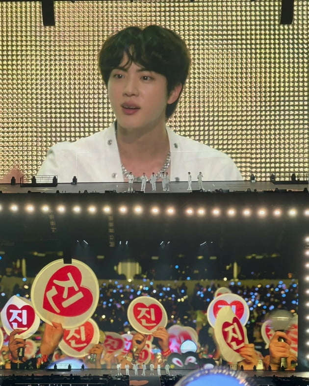 ㅋㅋ On Twitter 이전은 전부 좌석이었고 이번은 스탠딩이라 그런 것 같은데 스탠딩은 사람 사이에 사람이 끼어있어서 부채를 꺼내 들기는 커녕 팔 하나도 올리기