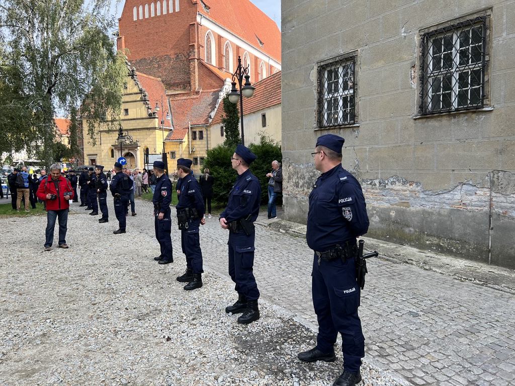 Liberalny Polak on Twitter: "Noszę Polski mundur i nigdy w życiu bym się tak nie skundlił i za ...