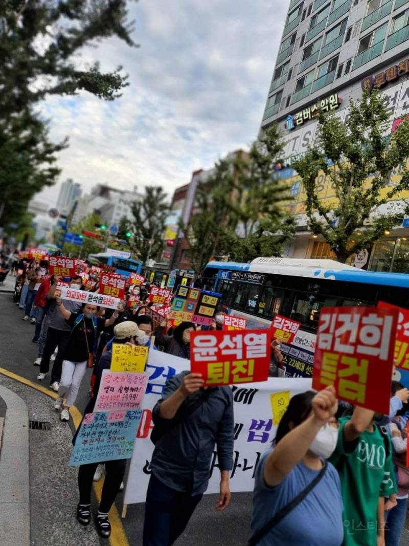 인스티즈(instiz) on Twitter: "[사진] 어제 김건희 특검 윤석열 퇴진 촛불, 어마어마 하네요 (링크에 더있어요👉) https://instiz.net/pt ...