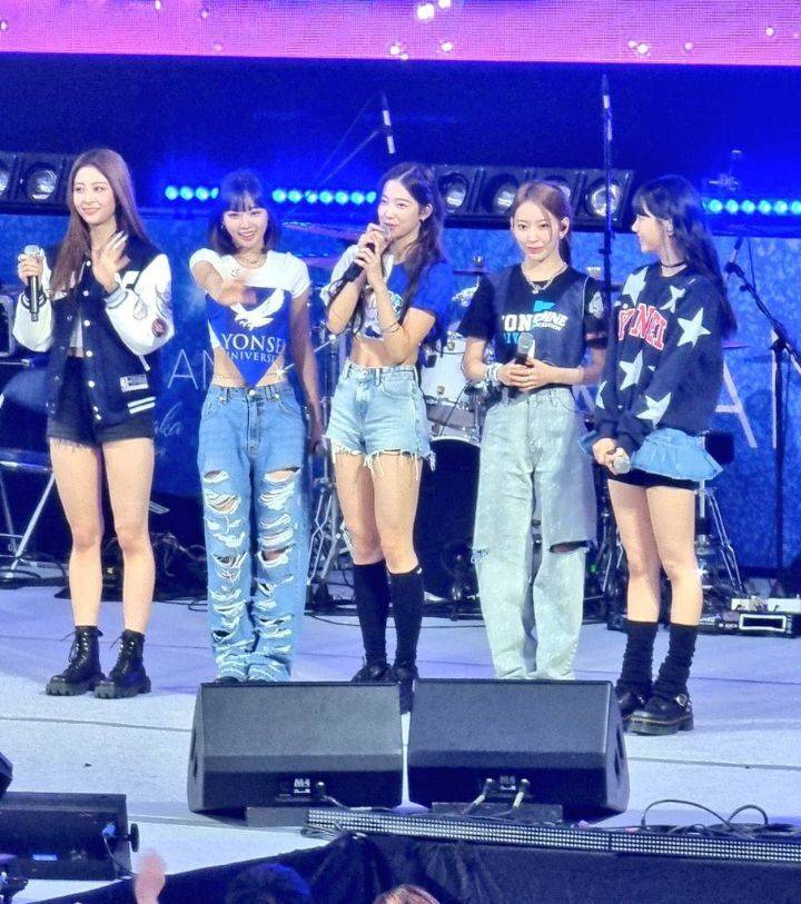 인스티즈(instiz) on Twitter: "코디가 직접 연세대 굿즈 사서 리폼했다는 오늘자 아카라카 르세라핌 의상 (링크에 더있어요👉) https://instiz.net ...