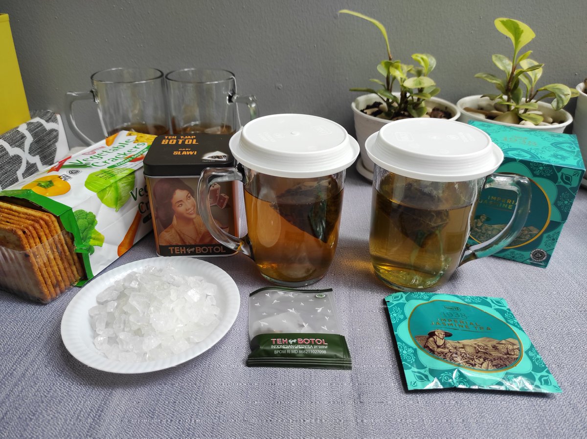 TEH BOTOL VS TONG TJI ☕ Nyobain teh melati celup versi premium punya 2 ...