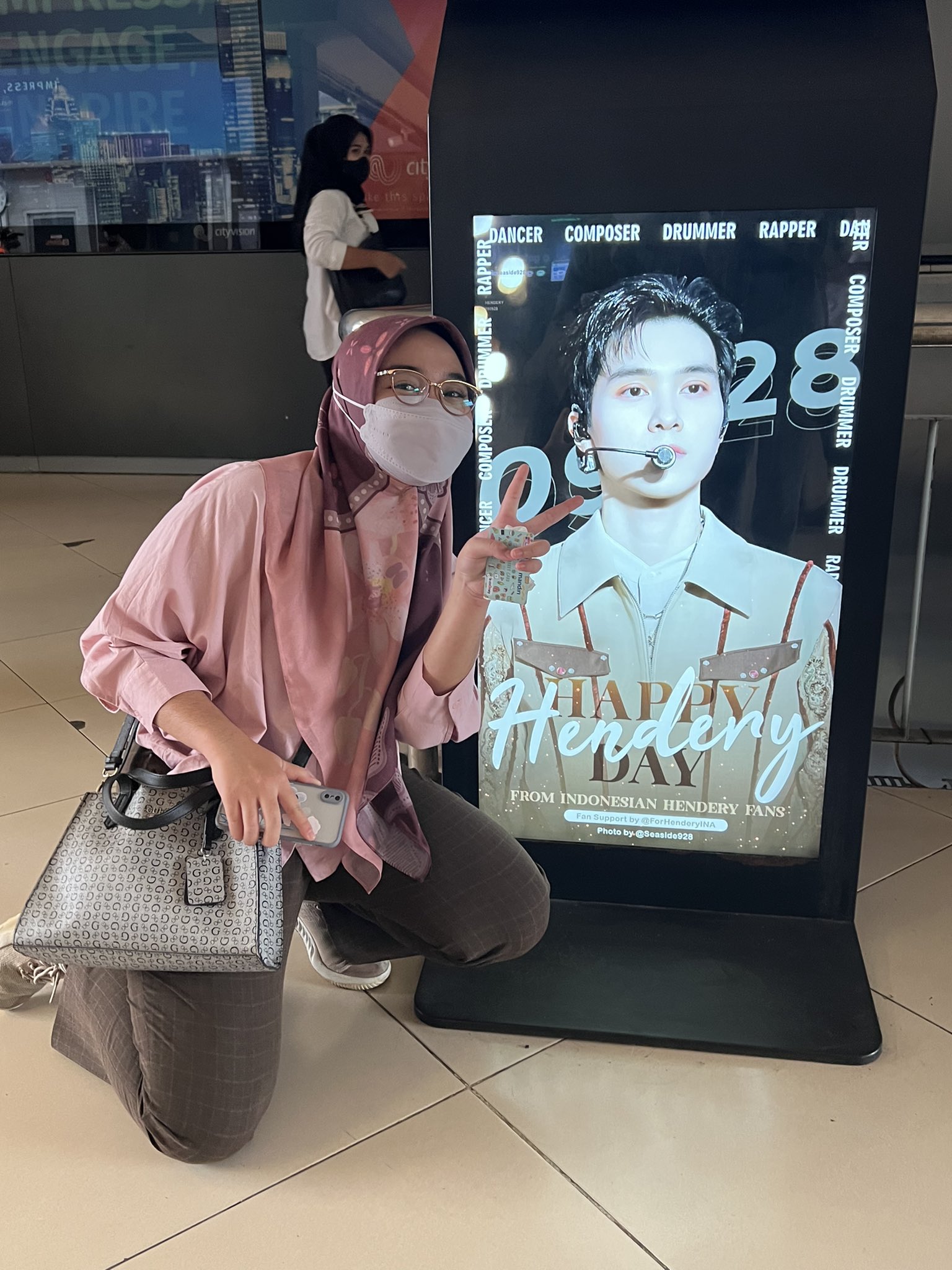 kayla on Twitter: "INI BENERAN FOTO NYA BURU BURU, LUCU BGT HENDERY NYA https://t.co/lKTmqZNjKi ...