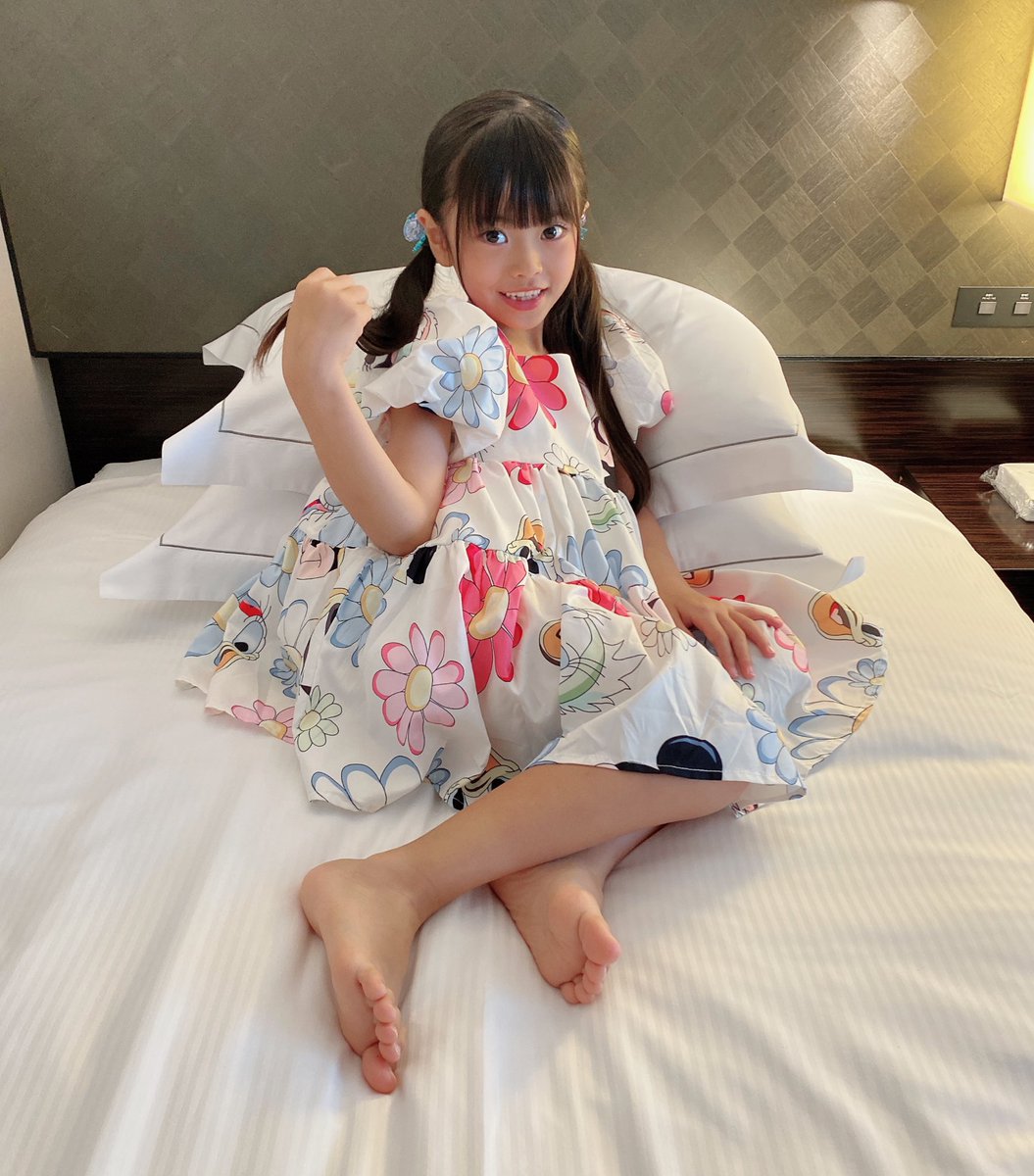 【画像あり】美少女小学生が乳首をチューチュー吸ってる エロい [808139444]