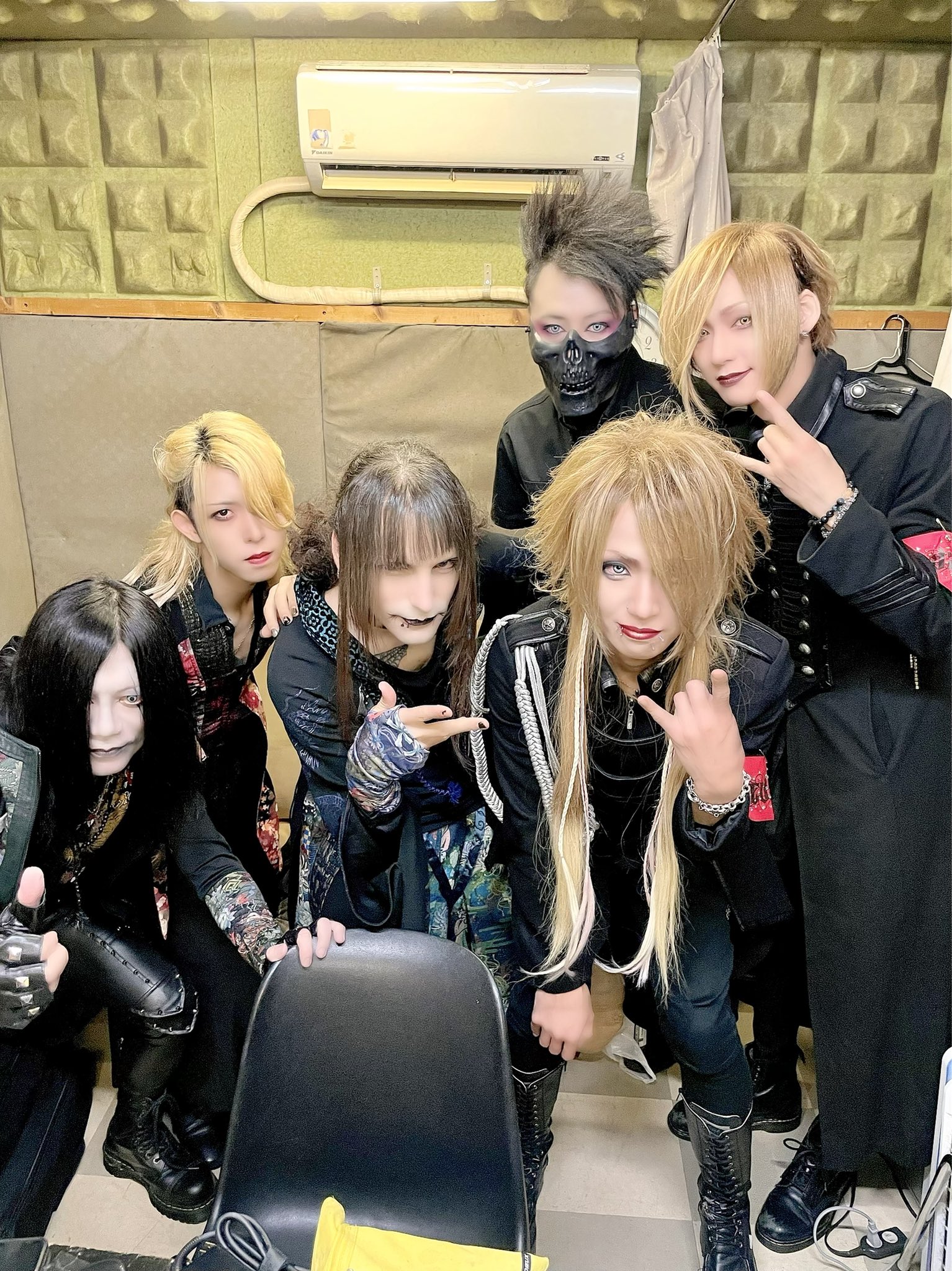 deva:ed official on Twitter: "〜9/24の思い出🥰③〜 XAVAKさんと🤳 楽屋では楽しくお話ししていただきありがとうございました🙌 ドラムのTOSSYさんとは4 ...