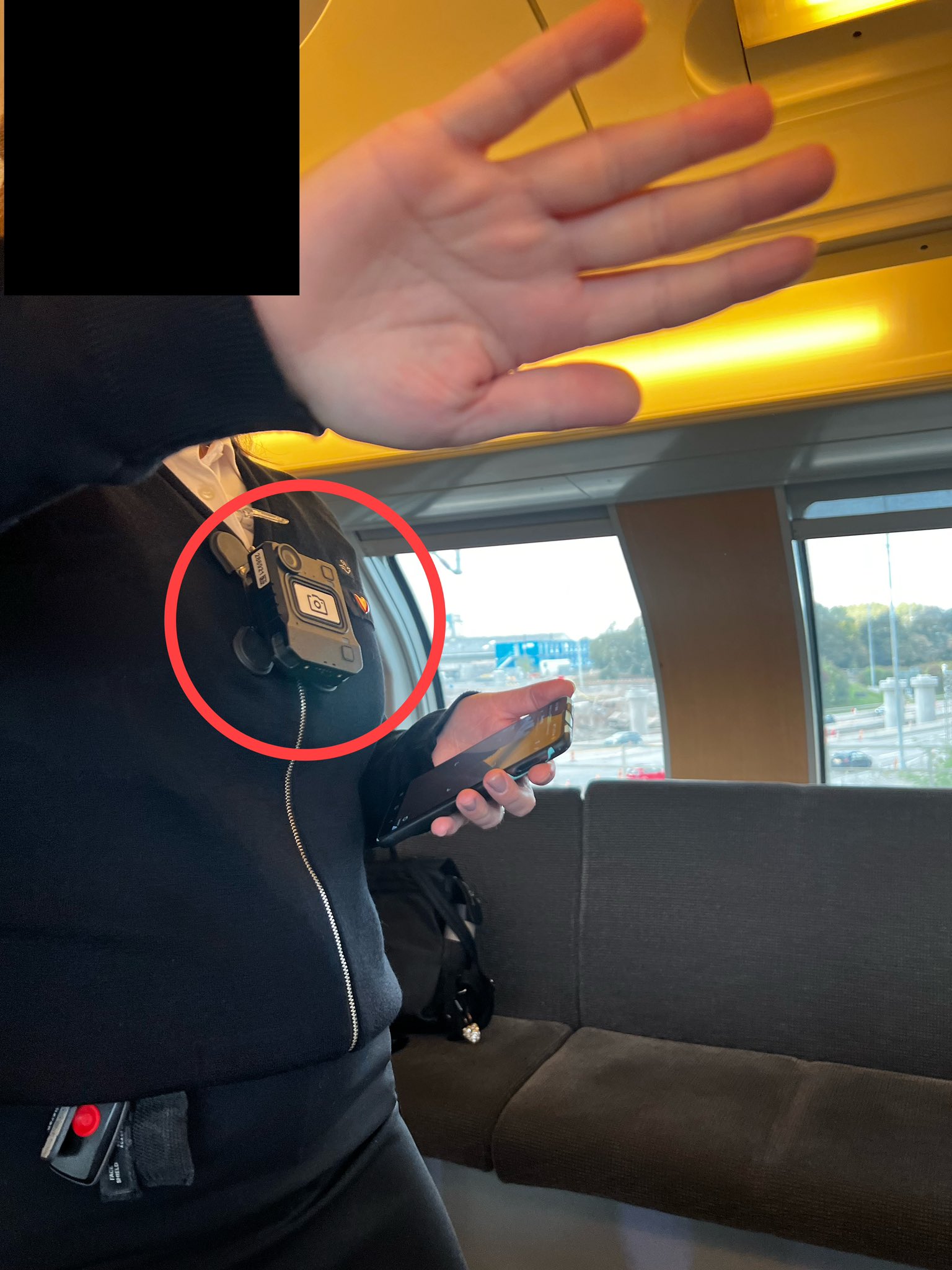 Peter Hellman on Twitter: "Tog en bild på @SJ_AB s personal när hon gick runt tåget med kamera ...