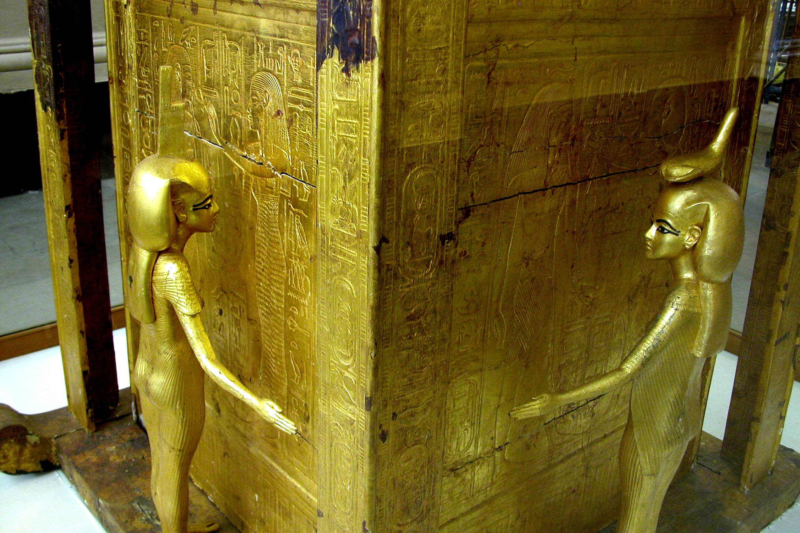 Dr. Peter J Brand on Twitter: "6/ A scribe wrote an ink hieroglyph on the back of Isis' wig ...