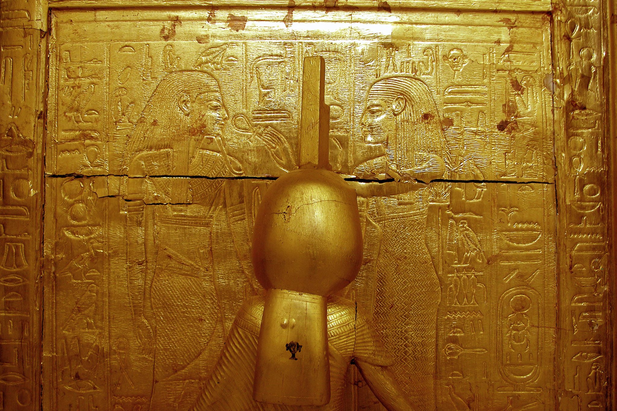 Dr. Peter J Brand on Twitter: "6/ A scribe wrote an ink hieroglyph on the back of Isis' wig ...