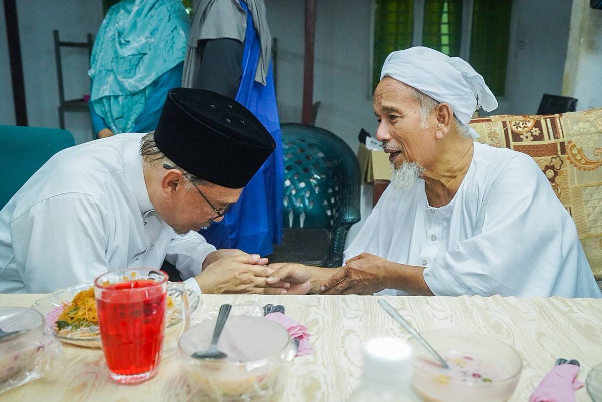 Anwar Ibrahim on Twitter: "Ziarah Tuan Guru Gaji Abdul Rahim Saya berkesempatan ziarah Tuan Guru ...