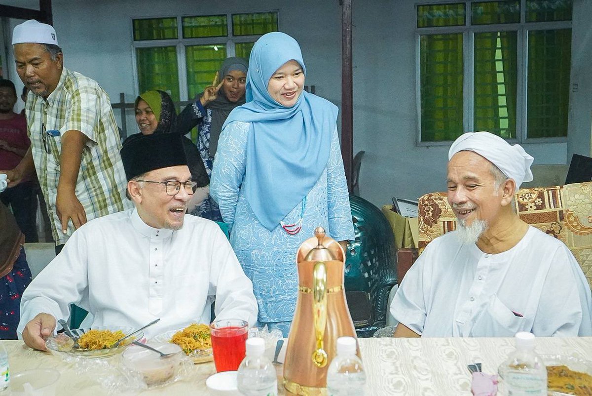 Anwar Ibrahim on Twitter: "Ziarah Tuan Guru Gaji Abdul Rahim Saya berkesempatan ziarah Tuan Guru ...